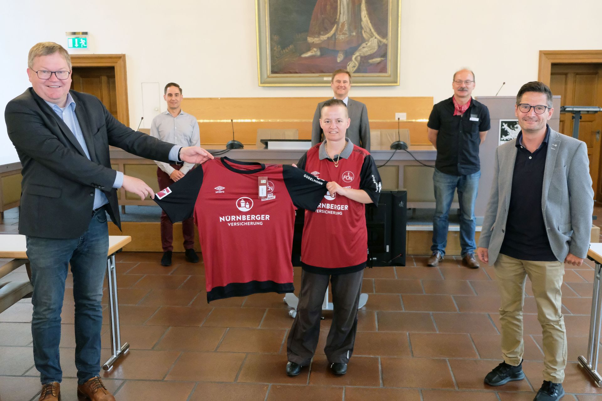 Mit Club-Trikot für Einsatz in Krisenzeiten gedankt – OB Michael Cerny ...